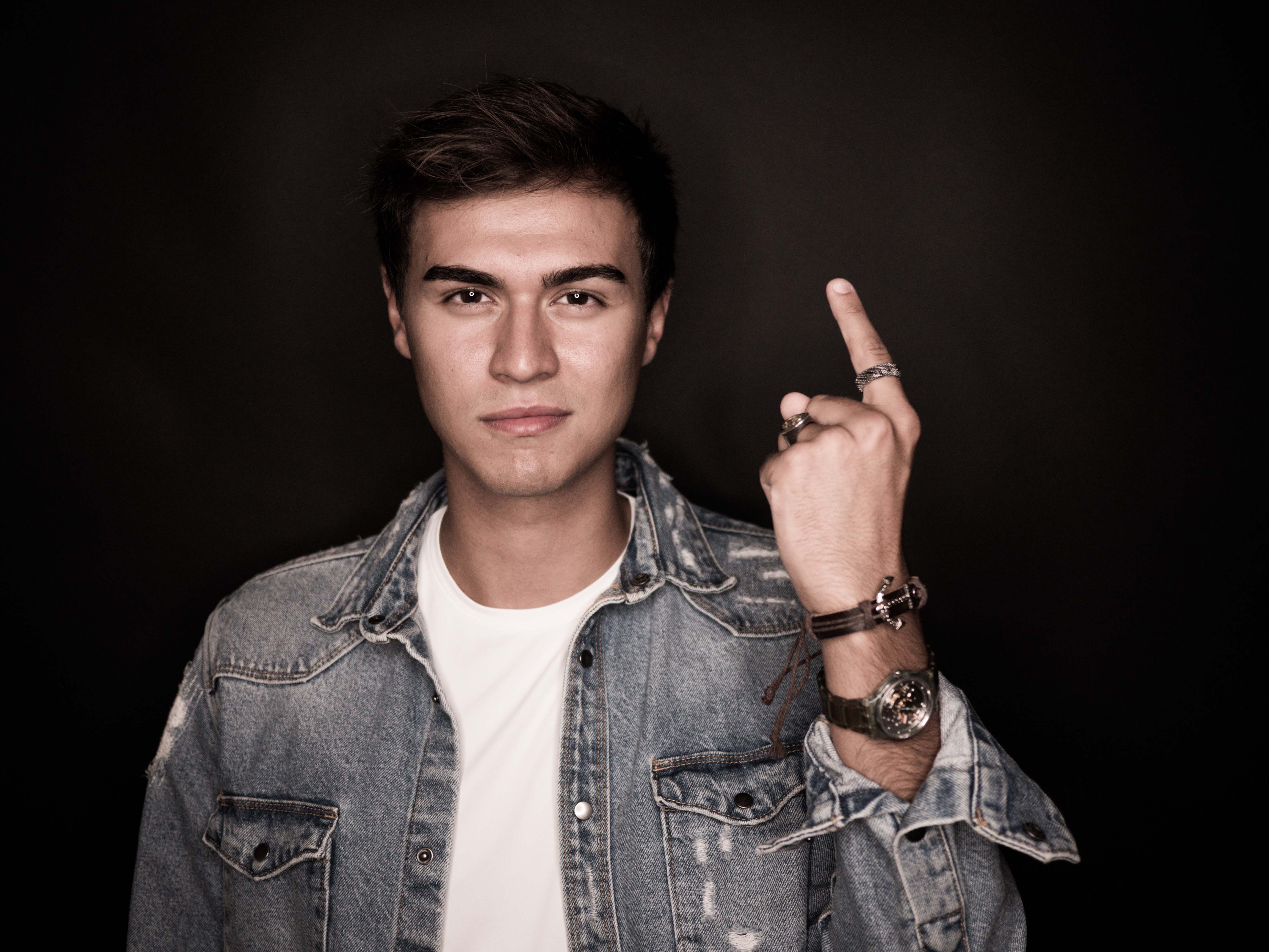 Intervista a Daniele Azzena, il cantante che ha commosso Sfera Ebbasta ...